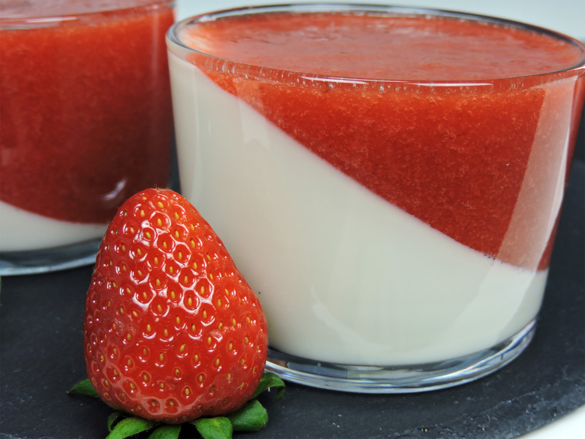 Panacota con salsa de fresas (Panna Cotta) – Bocatus